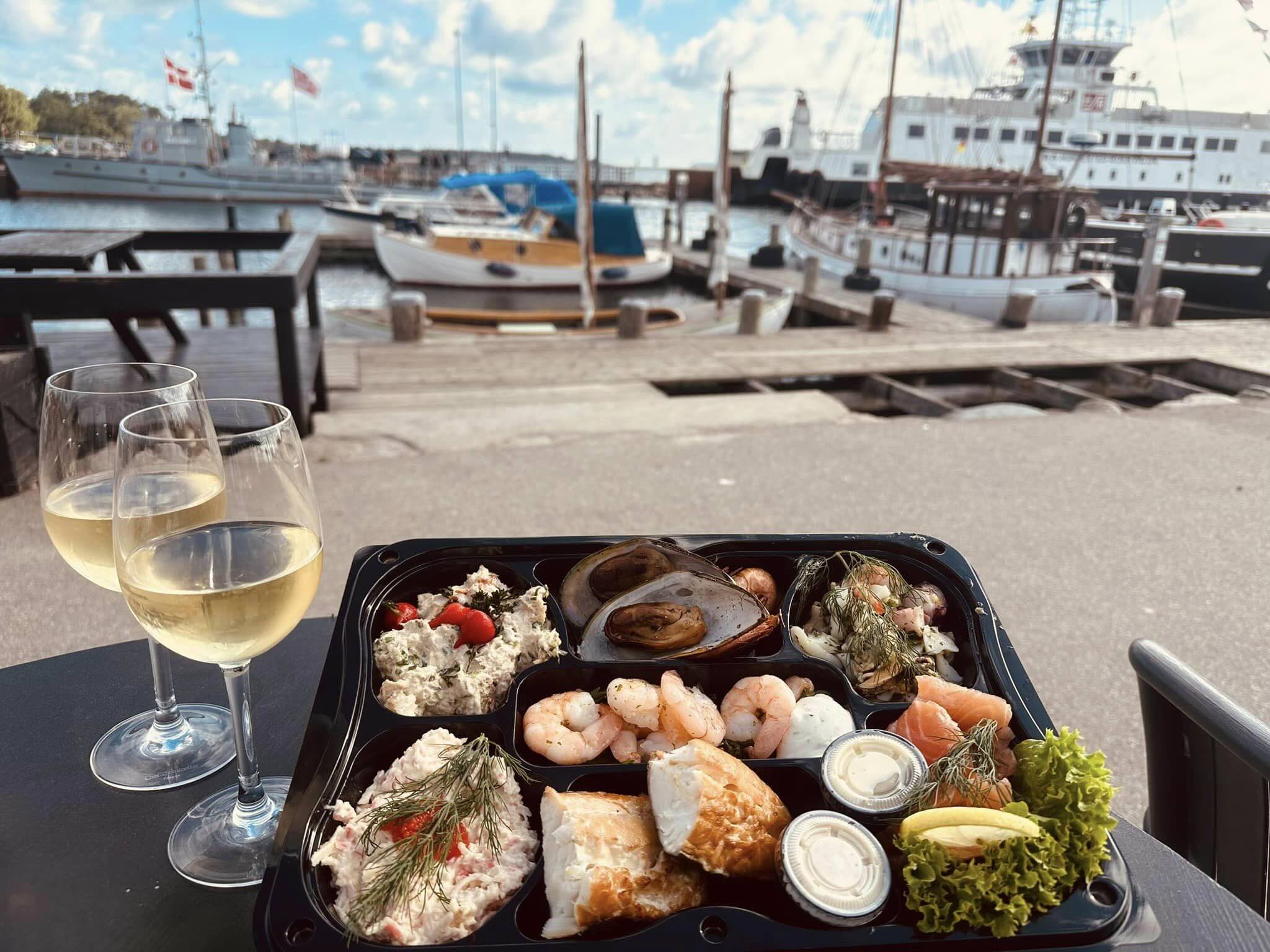 Rørvig Fisk og Røgeri – Buffet, krabbefiskeri og liv i Rørvig Havn